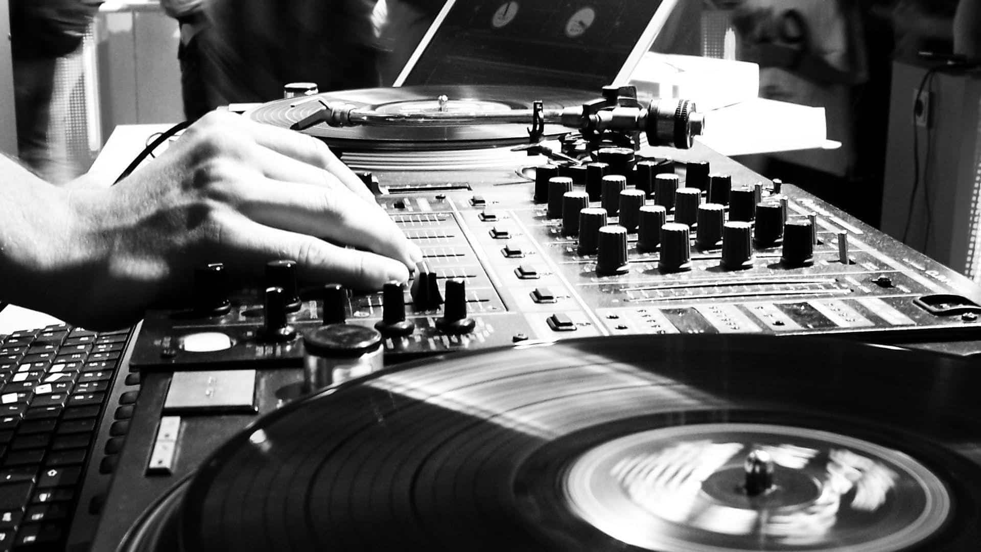 To The Beat: Tracing the Origins of Sampling in Music – Kadenze Blog